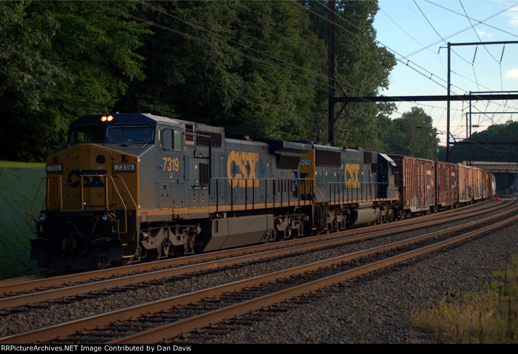 CSX C40-8W 7319 leads Q300-27